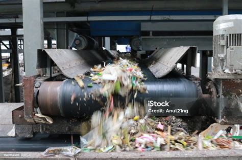 Konveyor Pemilahan Sampah Di Pabrik Daur Ulang Limbah Daur Ulang Foto