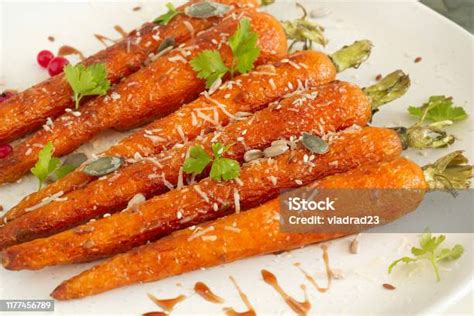 꿀 파슬리 치즈 아마 호박 해바라기 씨와 함께 구운 유기농 당근을 닫습니다 유기농 비건 식품 0명에 대한 스톡 사진 및 기타