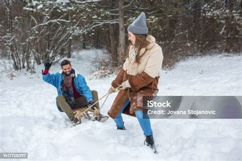 낭만적 인 겨울 장면 겨울 바카티오에서 신선한 쇼를 즐기는 행복한 젊은 커플 산 자연 풍경 25 29세에 대한 스톡 사진 및 기타 이미지 Istock