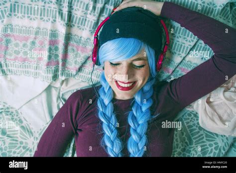 Blaue Haare Stockfotos Und Bilder Kaufen Alamy