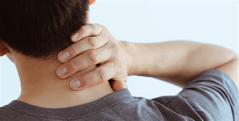 뒷목 통증 뻐근 땡김 증상에 대한 원인과 종류