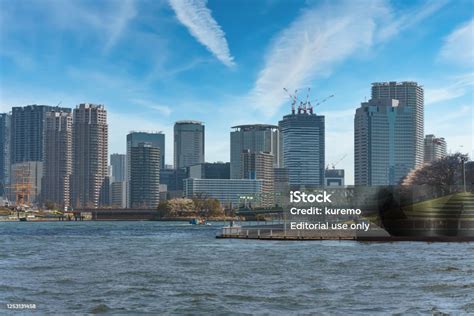 아이오이 다리와 도요스 고층 빌딩 앞 스미다 강에 있는 이시카와지마 공원 0명에 대한 스톡 사진 및 기타 이미지 0명 Hanami 강 Istock