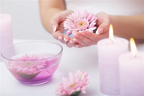 네일 케어 뷰티 살롱에서 자연 손톱의 아름 다운 여자의 근접 촬영 여성 몸을 담글 손톱에 투명 한 유리 그릇 물 가득한 실내 스파 매니큐어 개념입니다 높은 해상도 가꿔주기에