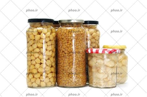 عکس شیشه هایی از حبوبات متفاوت پخته شده در پس زمینه سفید عکس با کیفیت
