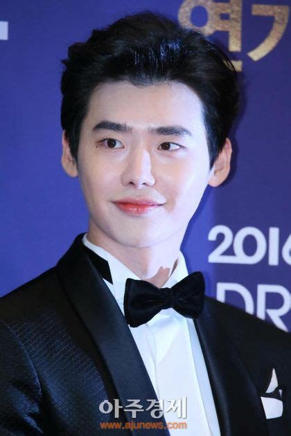 IU And Lee Jong Suk Alleged To Have Broken Up In Viral Post Sparking