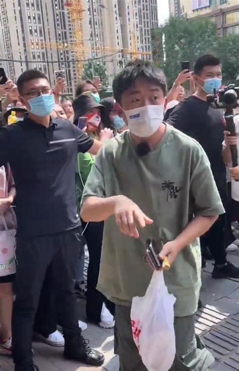 杨迪被女粉丝强抱当场吓懵 叮嘱保安“轻点”拦截新浪图片