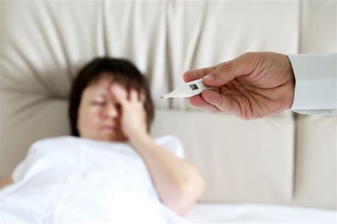 발열과 질병 침대에 누워 아픈 여자 남성 손에 디지털 온도계 가까이 가정 생활에 대한 스톡 사진 및 기타 이미지 가정 생활