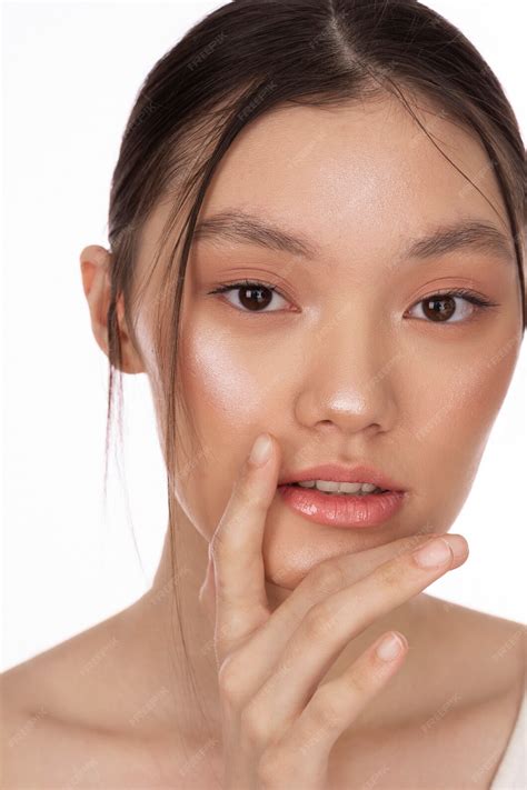 스튜디오에서 포즈를 취하는 전면보기 한국 여성 무료 사진