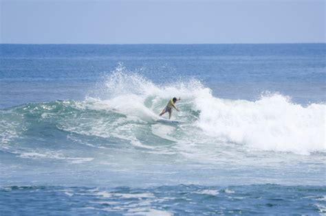 El Surfista Salvadoreño Bryan Pérez Sigue Avanzando En El Repechaje