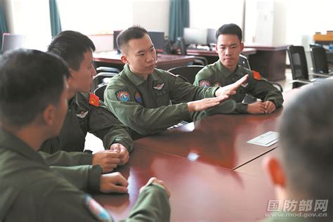 空军航空兵某旅飞行训练：穿云破雾 鹰击长空 中华人民共和国国防部