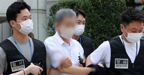 영장실질심사 마치고 나오는 탈북 청소년 추행 의혹 목사