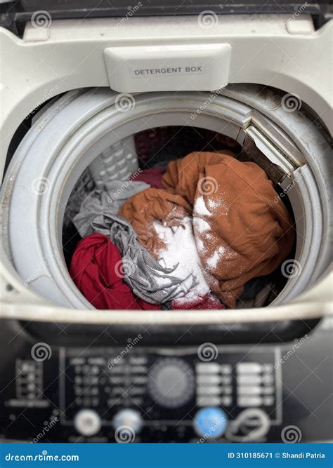Lavar La Ropa En La Lavadora Y Secar La Ropa En Una Fila En El