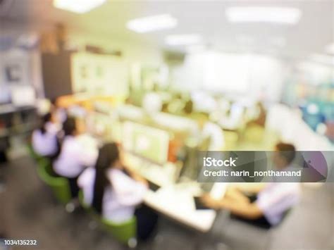 학생의 그룹의 흐린된 이미지 학습 하 고 연구 및 중 등 학교에서 컴퓨터 룸에서 워크샵에 대 한 교실에서 함께 컴퓨터 무릎을