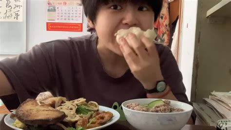 放假到三舅家吃饭！三妗子炒了十几个菜，一碗肉丸配馒头煎饼~最爱的味道！ Youtube