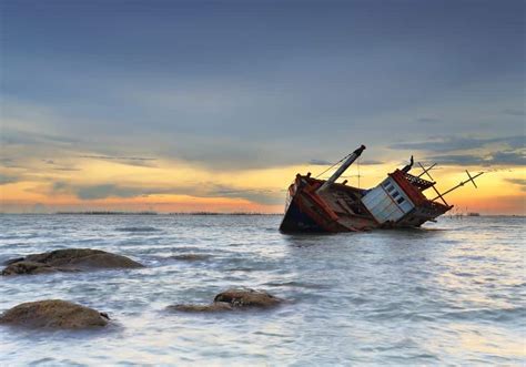 Dream About Sinking Ship 7 Spiritual Meanings