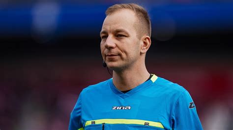 Leszek Lewandowski Sędziuje Mecz Z Górnikiem