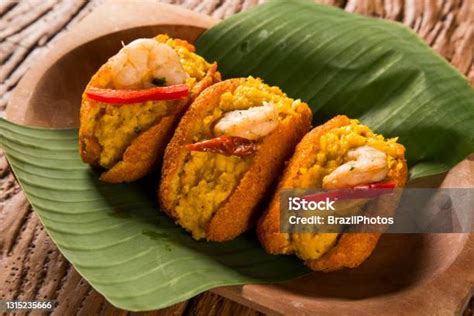 아카라제 바타파 카루루 토마토 샐러드 볶은 새우로 채워진 검은 눈완두콩으로 만든 전통적인 브라질 튀김 바히아에서 전형적인 음식