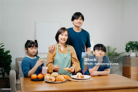 행복한 아시아 가족 아버지와 어머니 어린 유아 아시아 소년 딸 아이는 반죽 굽기 쿠키와 케이크 재료와 함께 요리를 즐긴다 10