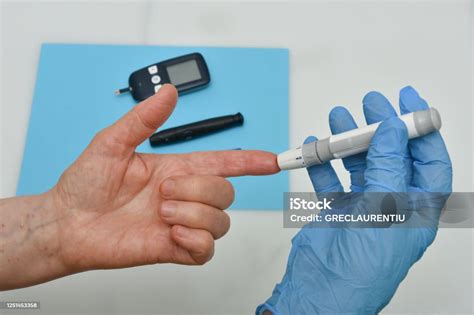 디지털 글루코프터 클로즈업으로 당뇨병 환자의 혈당 수준을 확인하는 의사 감시에 대한 스톡 사진 및 기타 이미지 감시 건강