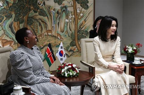 케냐 대통령 부인과 환담하는 김건희 여사 연합뉴스