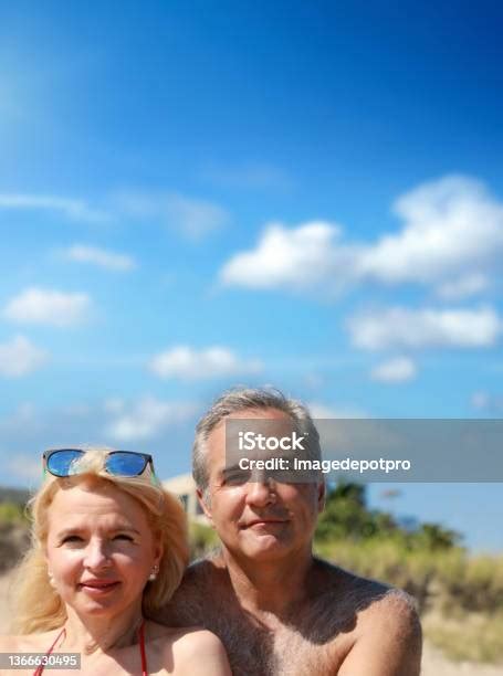 아름다운 행복한 남자와 여자 커플 즐기는 신선도 의 열대 해변 휴가 2명에 대한 스톡 사진 및 기타 이미지 2명 50 59세 건강한 생활방식 Istock