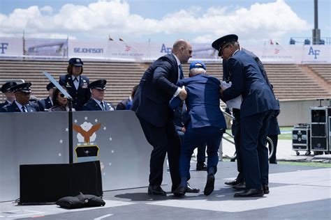 apenas quatro anos de diferença por que eleitores acham que Biden é muito velho mas não