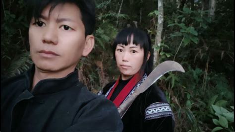 苗族夫妇深山砍柴太累了而且还摸黑回家 Youtube