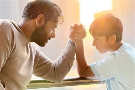 अजय देवगन ने बेटे युग के साथ लड़ाया पंजा सोशल मीडिया पर तस्वीर शेयर कर