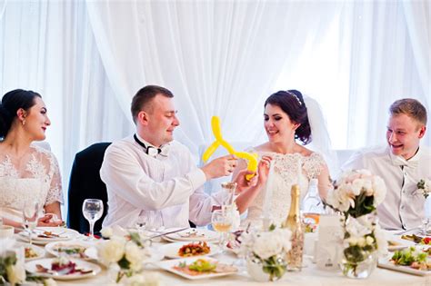 결혼식 신부 들러리와 최고의 남자가 레스토랑에 테이블에 앉아 몇 가냘픈에 대한 스톡 사진 및 기타 이미지 가냘픈 결혼 의식 결혼식 Istock