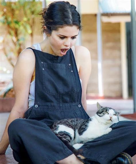 Who Wants To Pet Her Pussy Rselenagomezlust