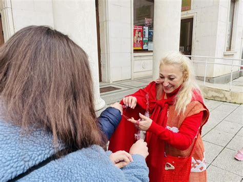 Баба Марта раздаде над 300 мартенички във Враца