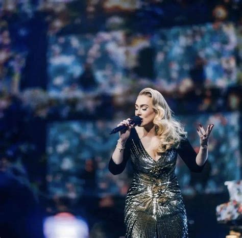 沉寂六年华丽回归，adele实力演绎一切痛苦皆是馈赠音乐会演出造型