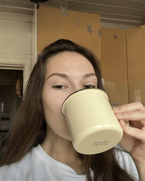 Photo Shoot Pose R Model