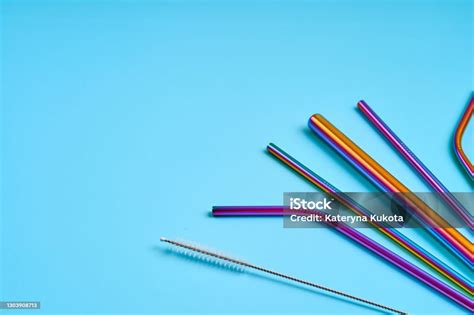 환경 관리의 현대적인 추세 음료를 위한 재사용 가능한 금속 빨대 일반적인 플라스틱 음료 빨대교체 0에 대한 스톡 사진 및 기타 이미지 Istock