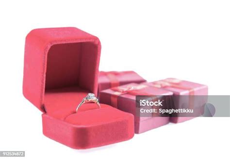 흰색 배경에 고립 된 개념 선물 결혼식 생일 특별 한 제공에 대 한 다이아몬드 보석으로 붉은 반지 상자 결혼식에 대한 스톡 사진 및 기타 이미지 Istock