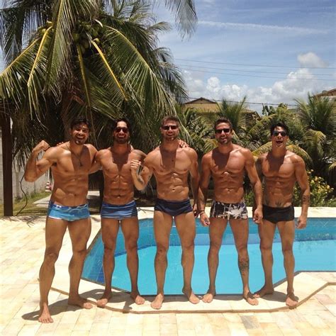 Em Salvador Ex BBB Jonas Mostra Corpo Sarado Em Piscina Amigos