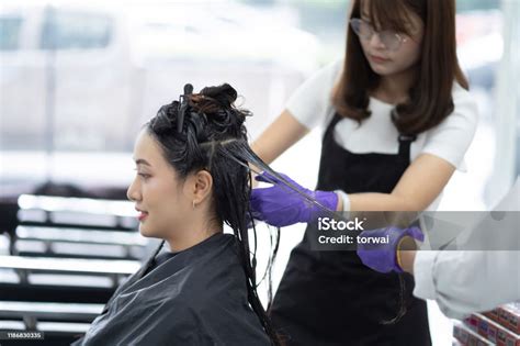 아시아 미용사 이다 염색 머리 고 하기 머리 용 Customersin 뷰티 살롱 가위에 대한 스톡 사진 및 기타 이미지 가위 고객 귀여운 Istock