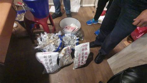 （簽賭站清點現金片）掃蕩全台簽賭平台金門查獲賭資500餘萬 硬幣竟有20餘萬警方傻眼
