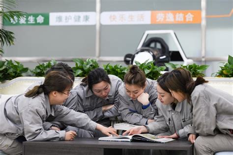 动车组“机械女团”：驻守检修一线 绽放青春芳华（组图）