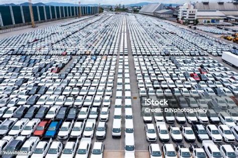 수입 수출에서 거래하는 유통 딜러를 위해 공장 창고에 주차된 새 자동차의 행 조감도 차에 대한 스톡 사진 및 기타 이미지 차 새로운 화물차 Istock