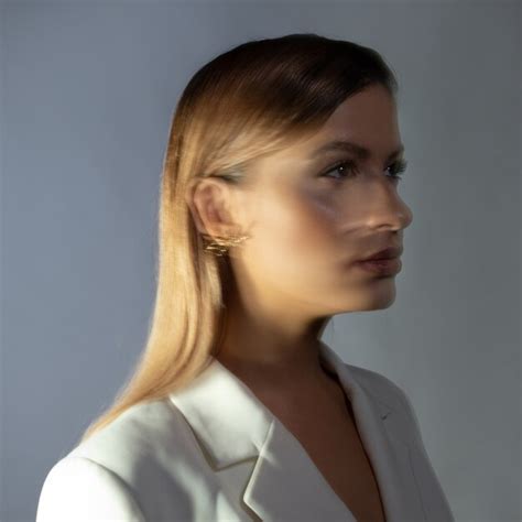 Premium Photo Fashion Portrait With The Effect Of Blurring In Motion