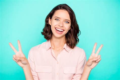 명랑 한 재미 감정적 귀여운 아름 다운 매력적인 여자 주는 청록색 청록색 녹색 파스텔 배경 위에 절연 이중 Vsign의 초상화 갈색 머리에 대한 스톡 사진 및 기타 이미지