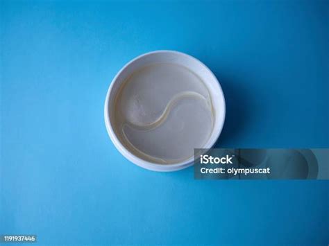 진주 하이드로겔 아이 패치를 흰색 항아리에 클로즈업하여 상단을 볼 수 있습니다 다크 서클 붓기 잔주름을 줄이기 위한 언더 아이 마스크 팩 0명에 대한 스톡 사진 및 기타