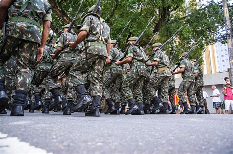독립 기념일에 바이아 살바도르 거리에서 행진하는 브라질 육군 병사들의 낮은 전망 Independence Day Of Brazil