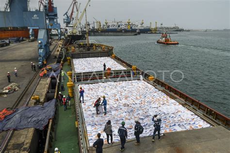 BULOG TERIMA 5 000 TON BERAS IMPOR DARI VIETNAM ANTARA Foto
