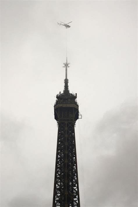 Torre Eiffel Cresce 6 Metros Após Instalação De Nova Antena IstoÉ