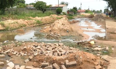 Imprevistos atrasam obras da vala de drenagem na Matola O País A