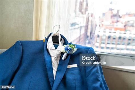 시티 뉴욕 뉴욕의 창가에서 꽃 부토니에 핀 웨딩 준비 및 포켓 손수건을 곁들인 신랑 클로즈업 용 남성 정장 0명에 대한 스톡 사진 및 기타 이미지 Istock