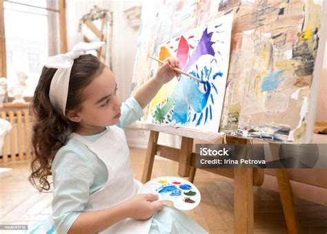 페인트 팔레트와 붓으로 그림을 그리는 귀여운 소녀 작은 그림 예술가 그림 그리기에 대한 스톡 사진 및 기타 이미지 그림