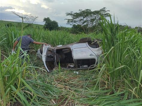 Carro Capota E Deixa Três Feridos Em Vicinal Entre Tabapuã E Olímpia São José Do Rio Preto E
